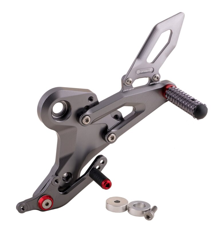 Verhoogde Voetsteun Links – Titanium (CNC Aluminium) - CFMOTO Benelux